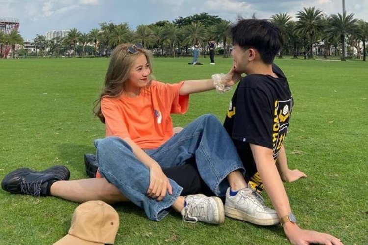 11+ Cách tạo dáng chụp ảnh ở sân bóng ĐẸP hút triệu like